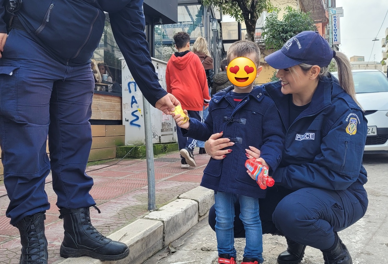 Μια γλυκιά συνάντηση - ΦΩΤΟ | PoliceNET of Greece