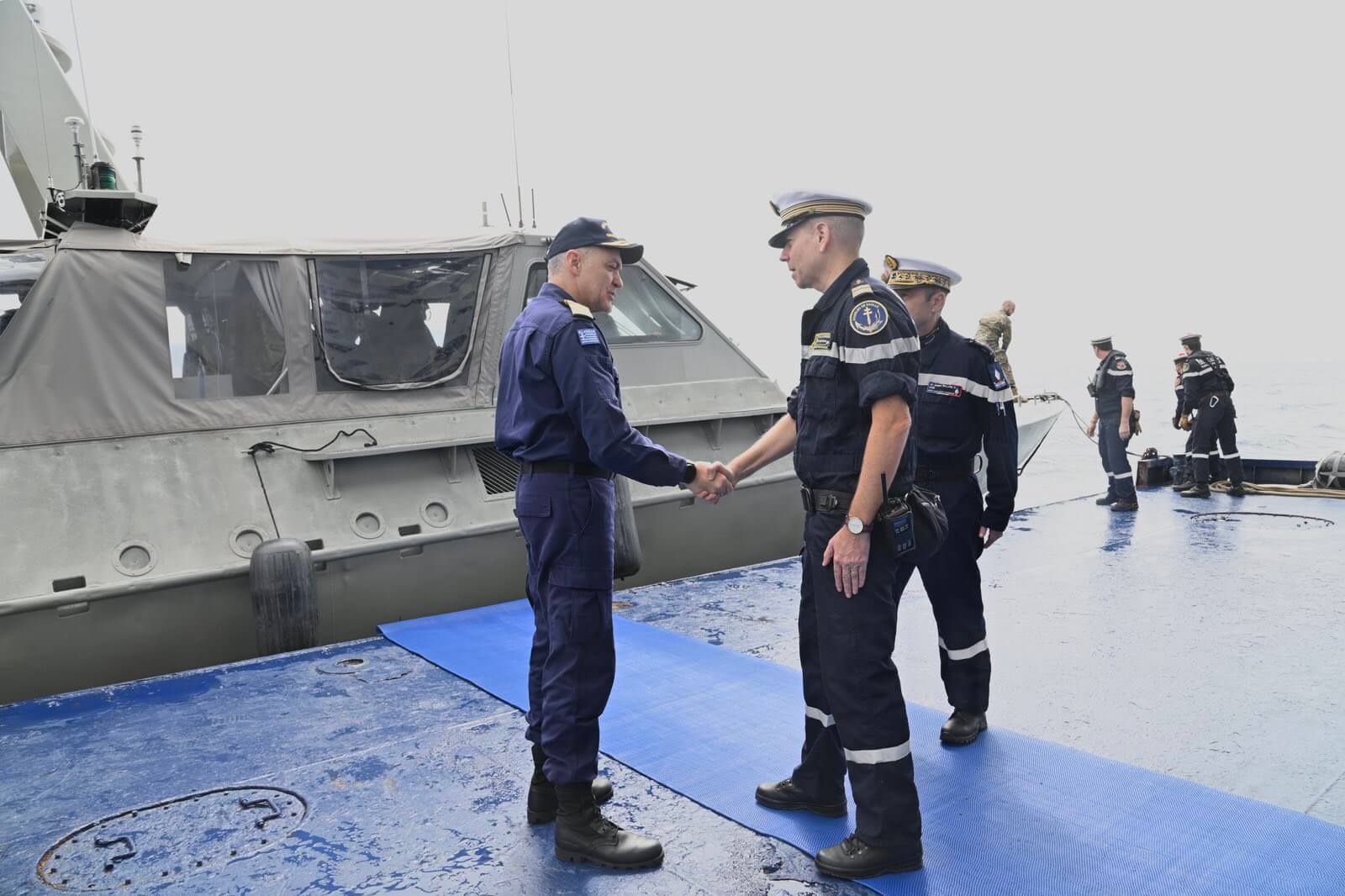 Επίσκεψη αρχηγού ΓΕΝ στο γαλλικό αεροπλανοφόρο Charles De Gaulle στο λιμάνι του Πειραιά - ΦΩΤΟ ...